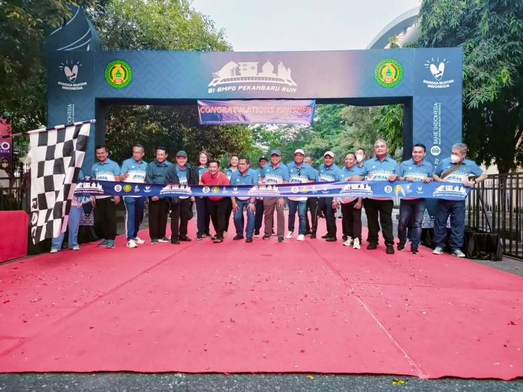 Asisten I Setdako Pekanbaru Ikut Lepas 420 Pelari Fun Run BI-BMPD