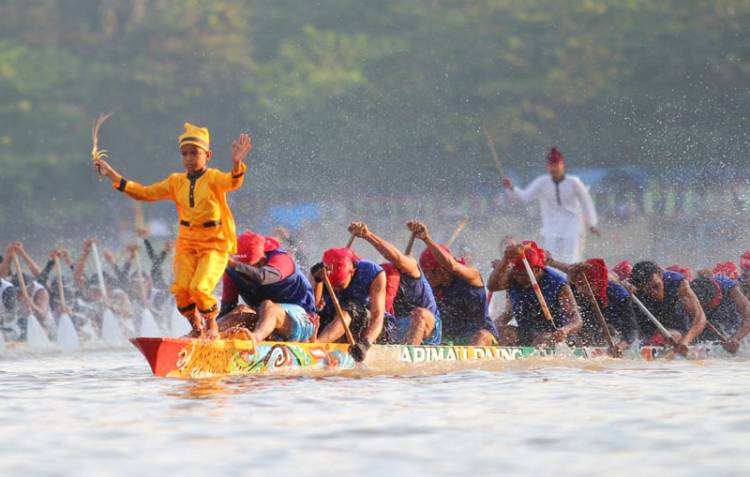 Jalur Putri Anggun Sibiran Tulang Juara Pacu Jalur Nasional Teluk ...